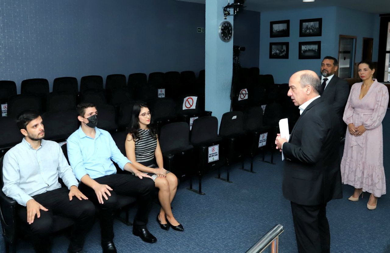 Tribunal empossa três novos servidores aprovados em concurso público - Amazonas Hoje